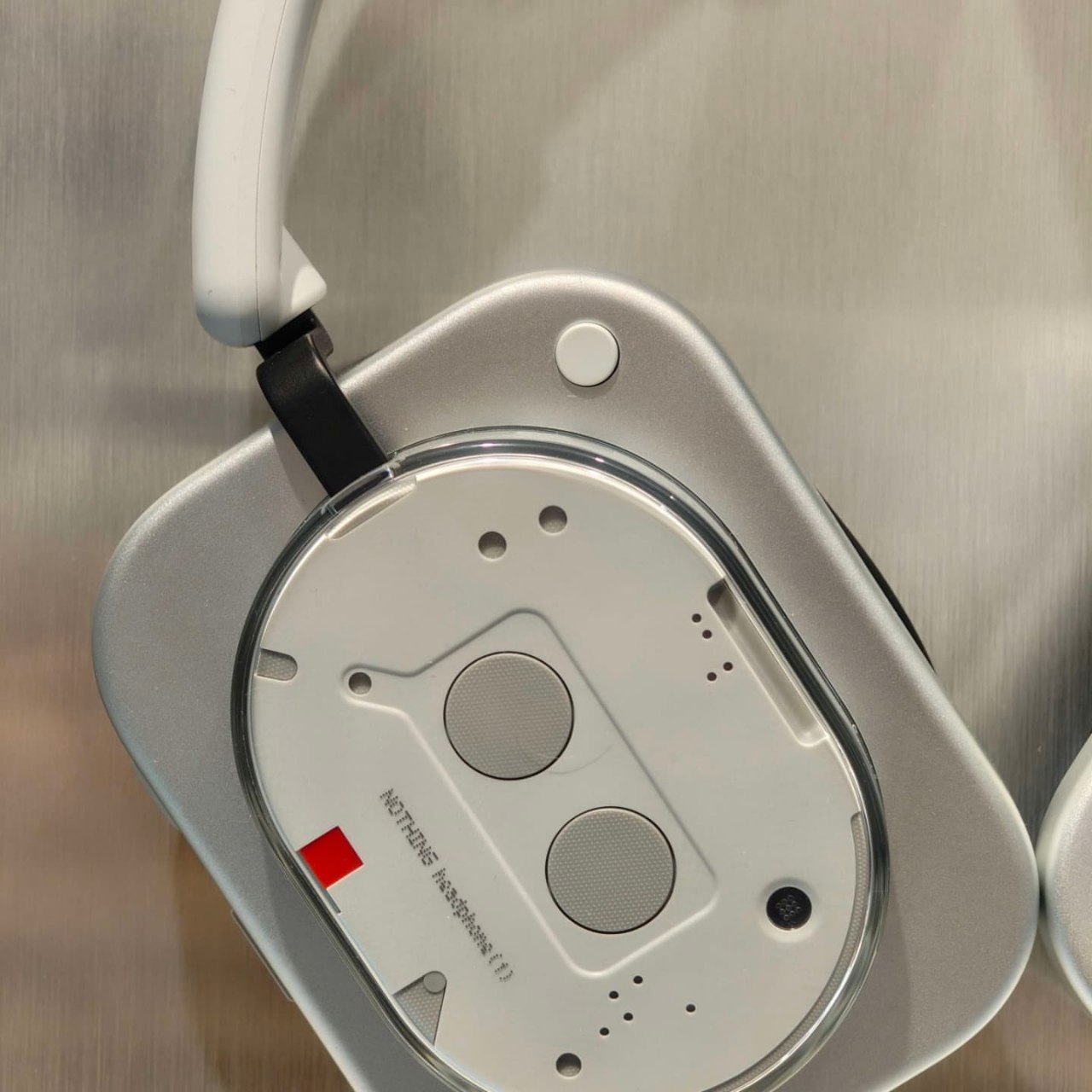 Nothing初のヘッドホン「Headphone (1)」の実機画像が流出──デザインや物理ボタンの詳細も明らかに | スマホダイジェスト